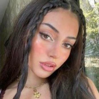 Annabel Lucinda Instagram and TikTok Influencer Media Kit - ViralMango